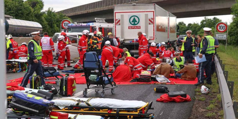 Kleinbus kracht in Lkw: 1 Toter und mehrere Schwerverletzte