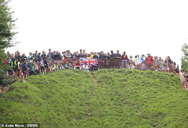 Daredevils hurl themselves down Cooper's Hill as Gloucestershire's ...