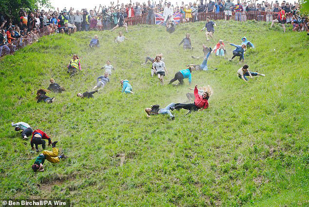 Daredevils hurl themselves down Cooper's Hill as Gloucestershire's ...