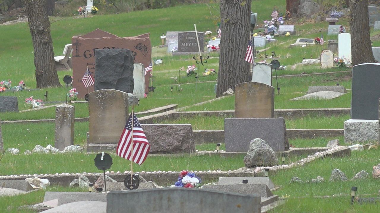Keystone woman plants flags on dozens of veterans’ grave sites in city ...