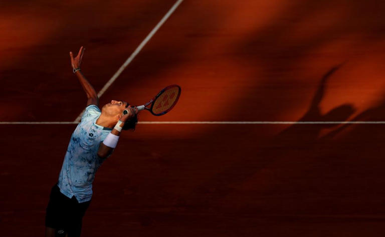 ¡Vamos Chile! Alejandro Tabilo gana un sufrido partido y se mete en la segunda ronda de Roland ...