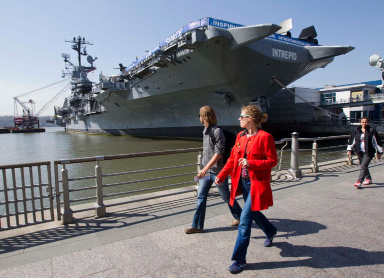 Montel Williams recalls when the famous USS Intrepid lost steering ...