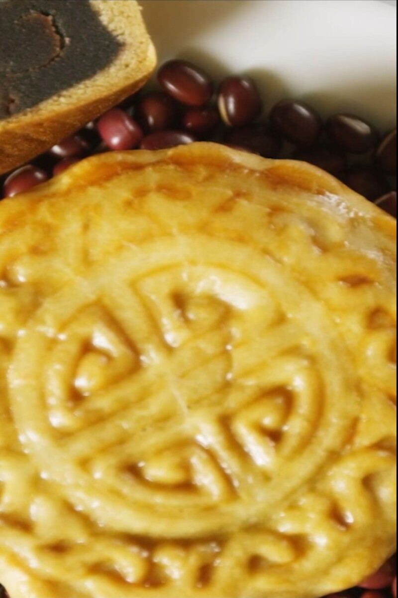 Bolinhos de lua caseiros com pasta de feijão vermelho e massa dourada