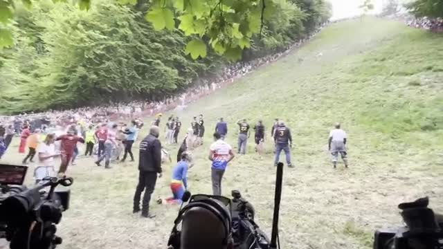 Watch daredevils risk Gloucestershire cheese rolling race as German ...