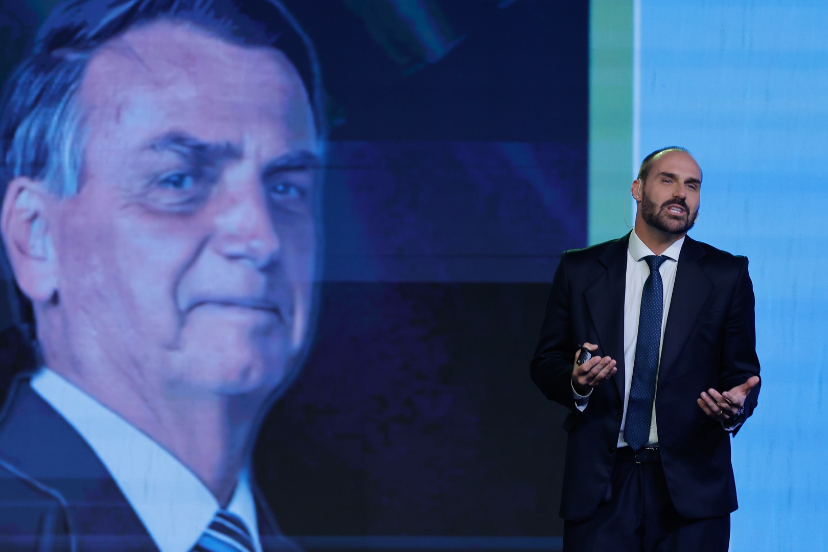 La Fiscalía pide investigar a un hijo de Bolsonaro por campaña contra ...