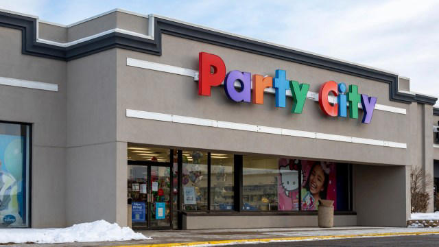 Dumpster diver shares unbelievable video after looking into massive ...