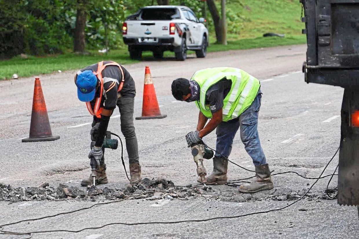 Poor roadwork discipline, signage pose safety hazards