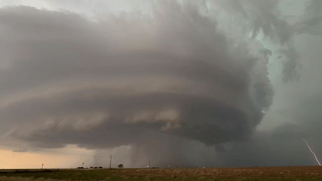 Majestic Supercell Swirls Over Northern Texas During Severe Storms
