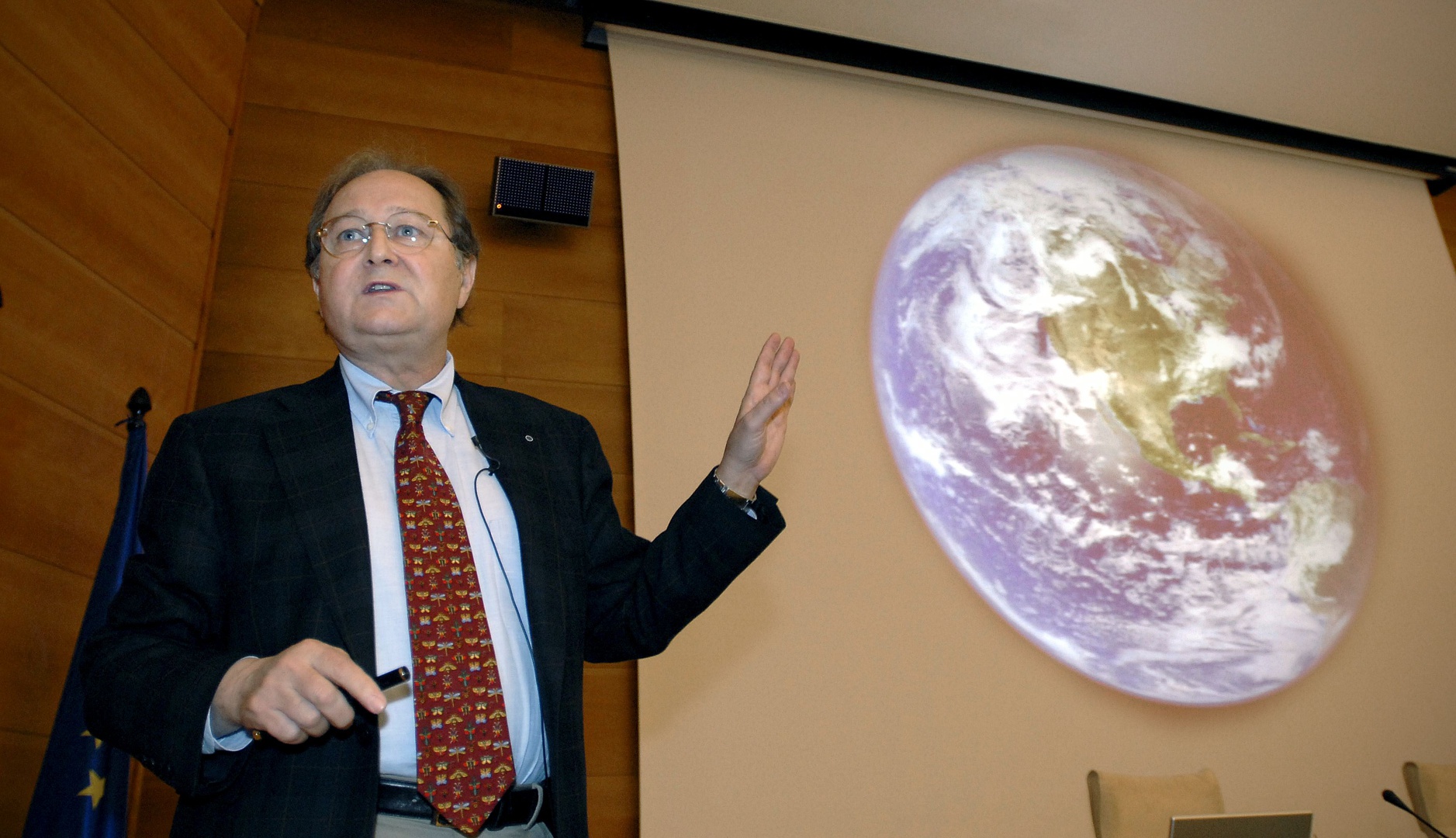 El físico español Juan Pérez Mercader logra crear vida artificial desde cero