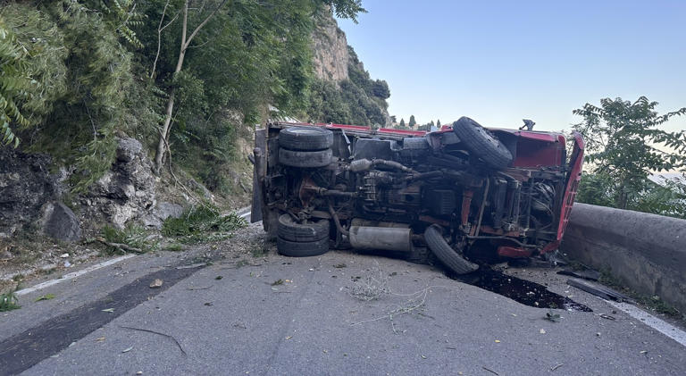 Incidente a Maiori, camion cade da una strada sovrastante: ferito il conducente