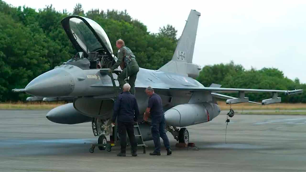 Video: Last Dutch F-16 Fighter Jets Depart for Ukraine
