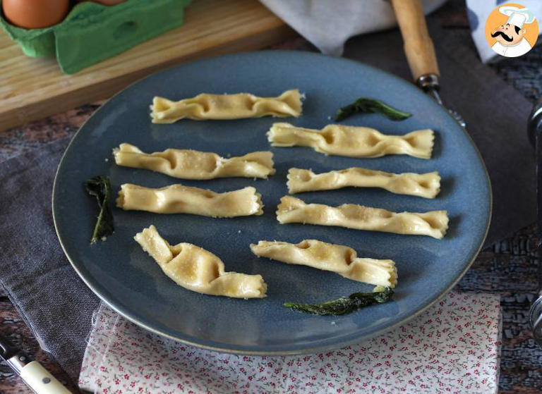 Caramelle, ravioli formade som godis med pumpa- och ricottafyllning