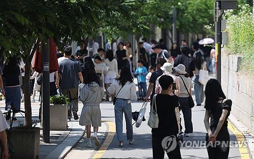 Consumer sentiment improves in May amid eased uncertainty: BOK