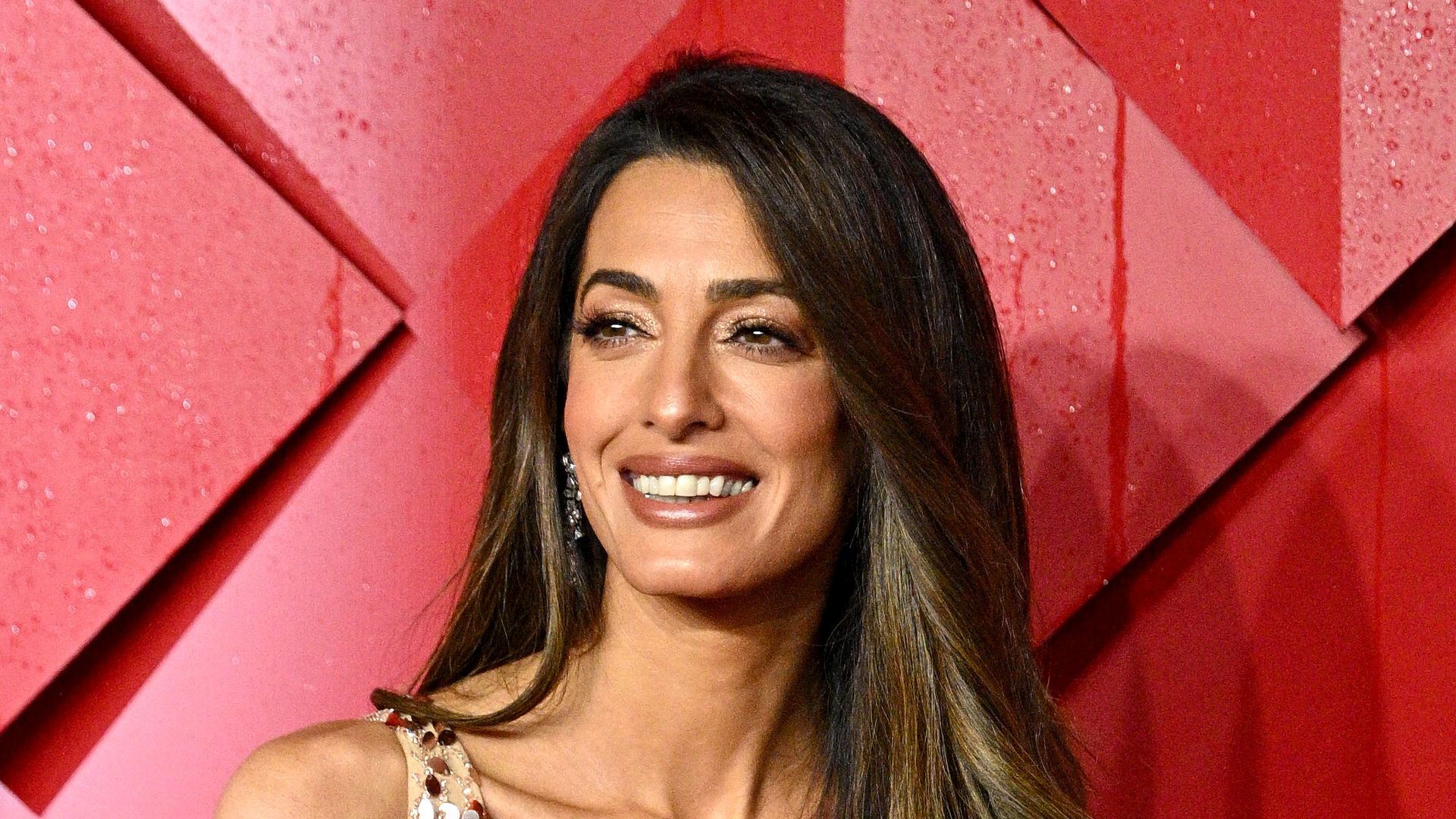 Amal Clooney commands attention in breathtaking gold dress