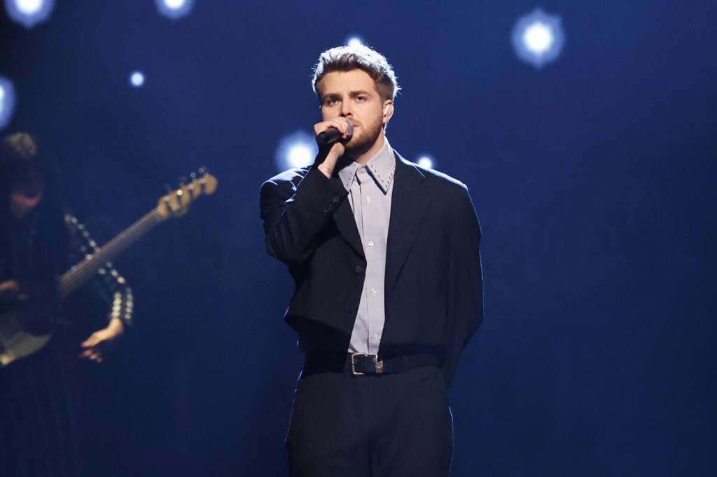 Alex Warren Makes No ‘Ordinary' Award Show Debut at the 2025 AMAs