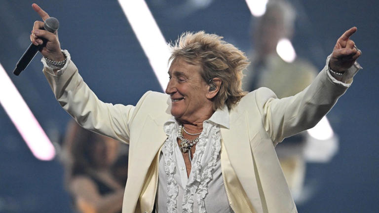 Rod Stewart Is ‘Forever Young' While Accepting Lifetime Achievement ...
