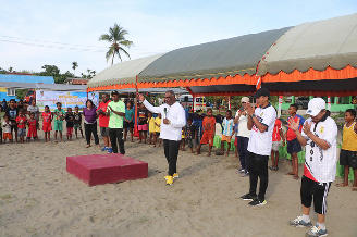 Walikota Ajak Dua Bintang Persipura Beri Motivasi Anak-anak Skouw Mabo