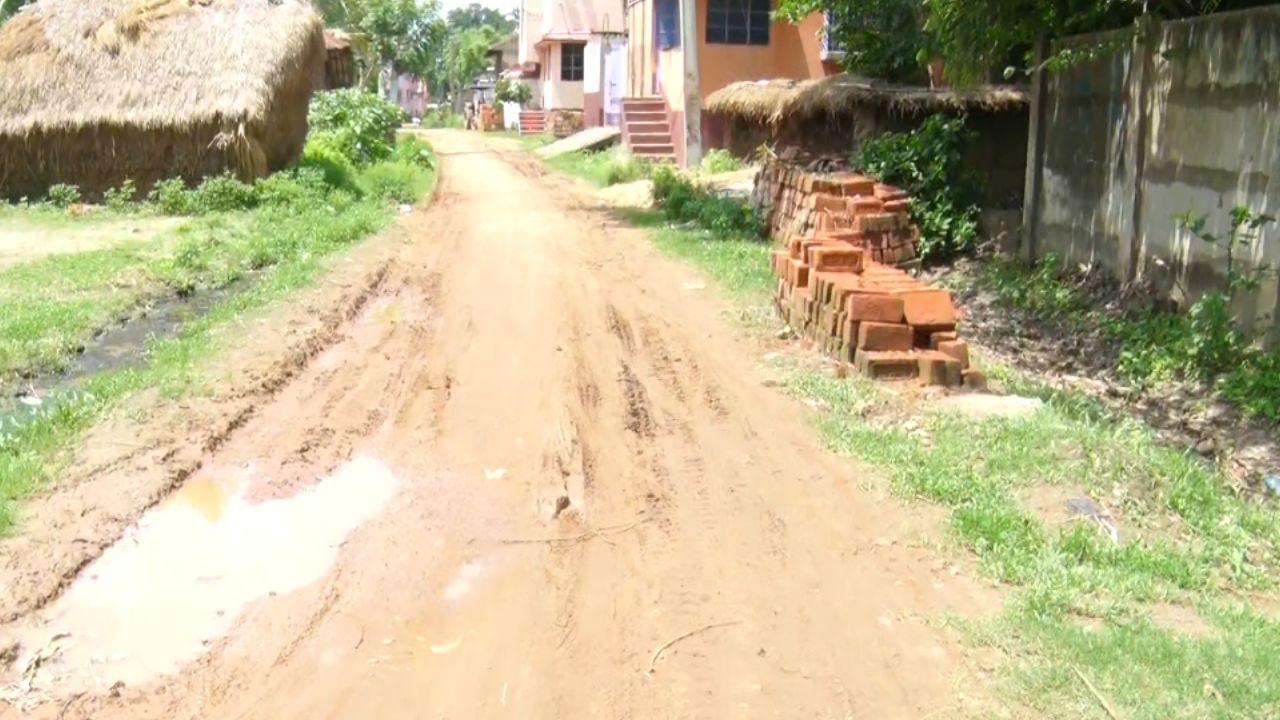 Road Construction: ইট এল, বালি এল আর ‘পথশ্রী’ থেকে রাতারাতি নামটাই মুছে ...