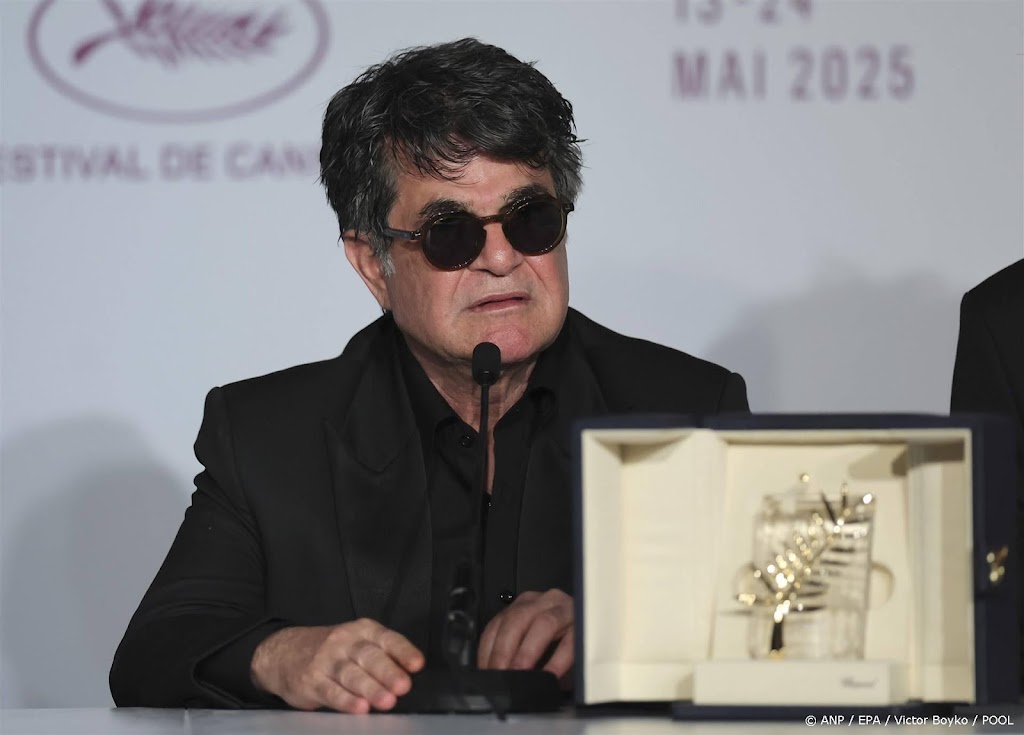 Jafar Panahi wordt na Gouden Palm juichend ontvangen in Teheran
