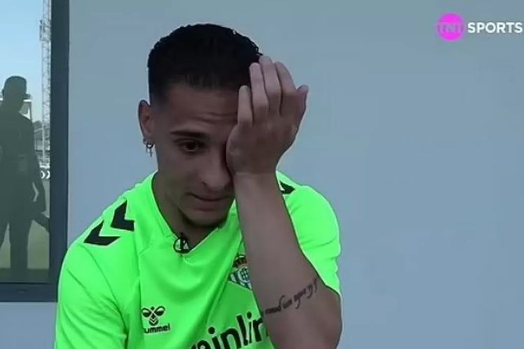 Antony Menangis Saat Cerita Masa-masa Sulit di Manchester United ...