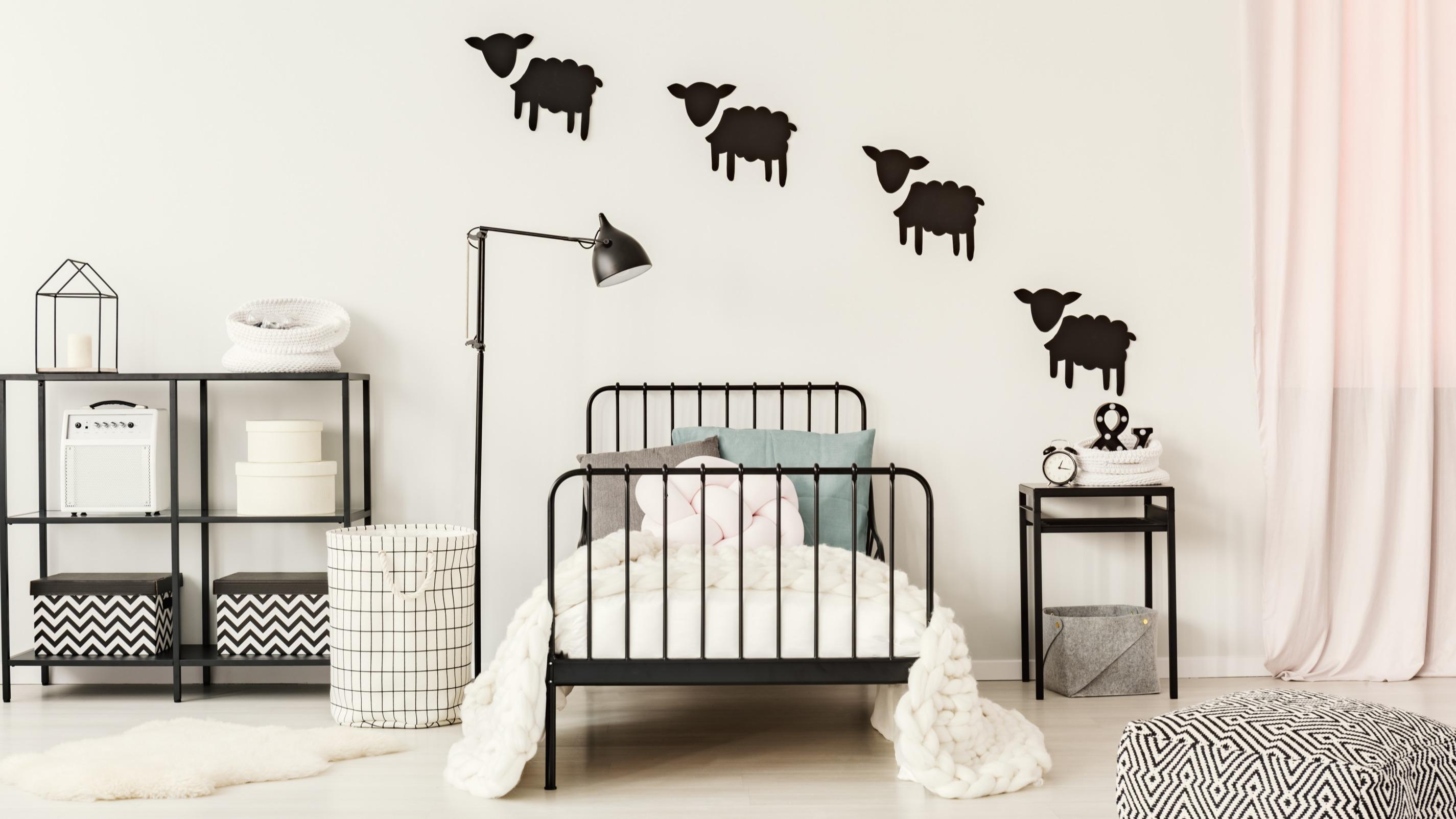 Comment enlever un sticker mural sans refaire toute la déco