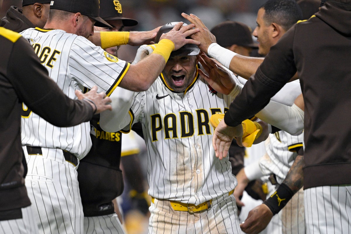 Tyler Wade anota carrera de la victoria con wild pitch en la 11ma y ...