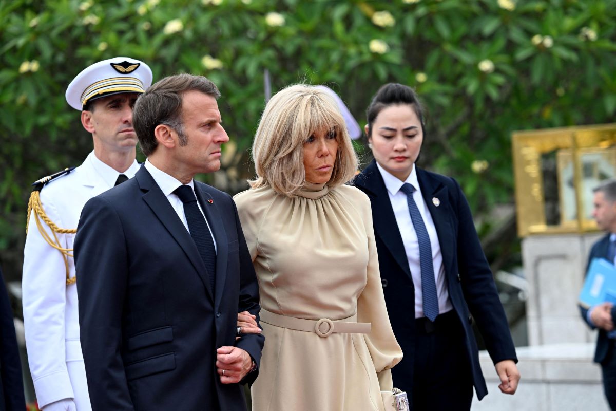 Gifle de Brigitte Macron : un homme présent dans l’avion présidentiel donne sa version des faits