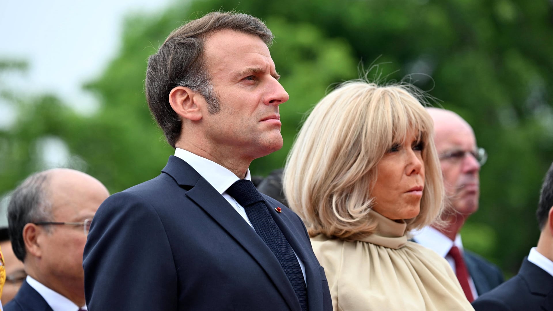 Il Presidente Macron Nega Di Aver Ricevuto Uno Schiaffo Dalla Moglie