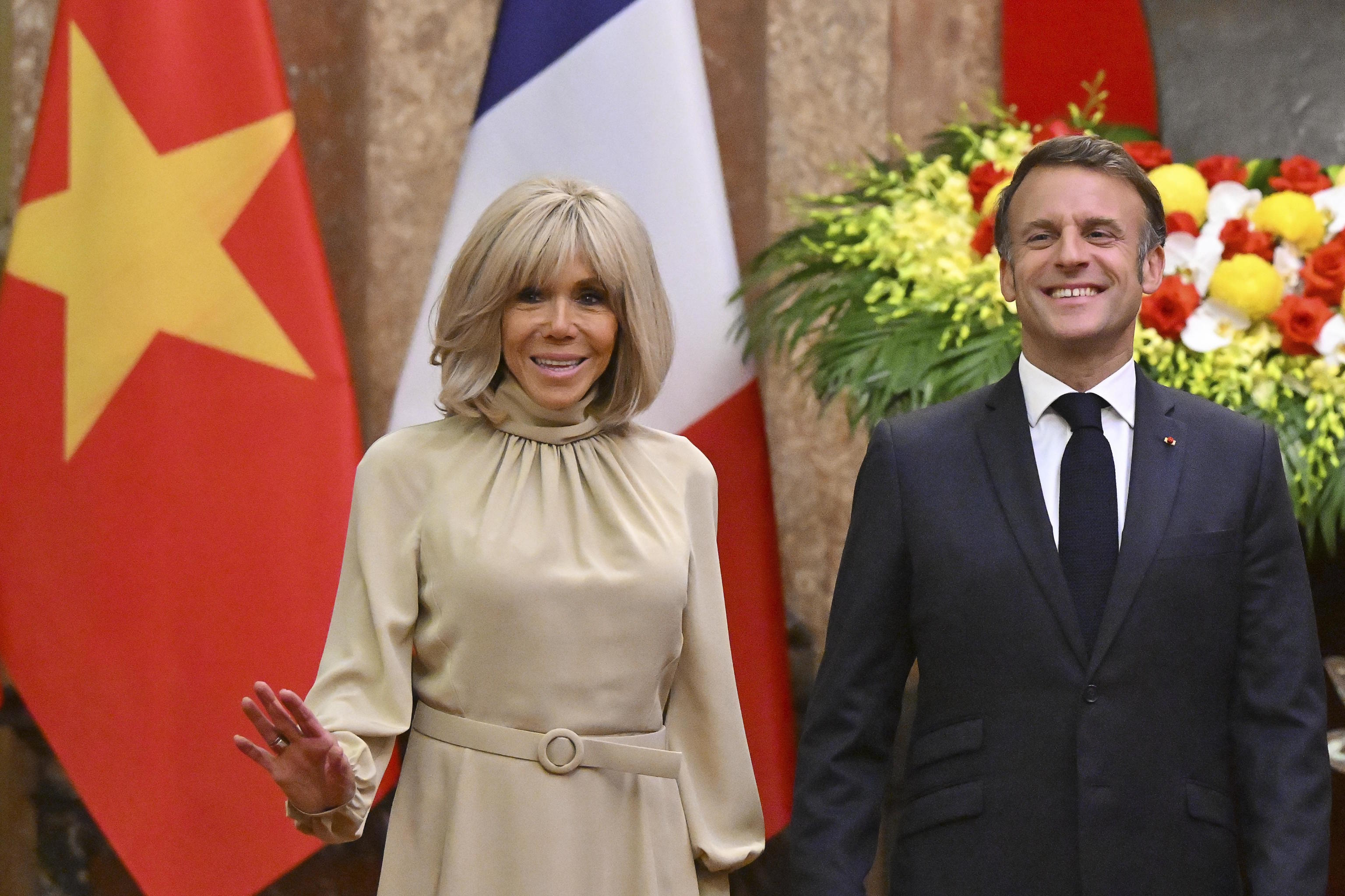 France's first lady seems to push her husband as they land in Vietnam ...