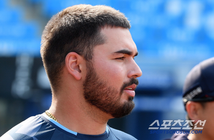 Gamboa, who came to the pitcher's grave, checks Rafak ahead of his ...
