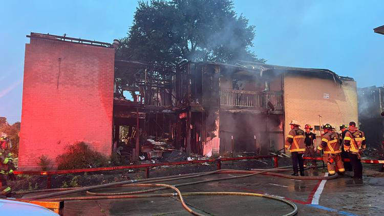 Early morning fire breaks out at southwest Houston apartment complex