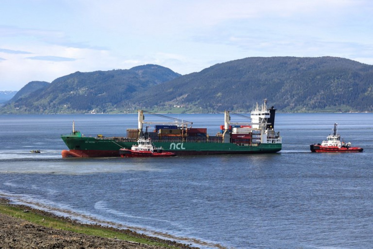 In Noorse tuin vastgelopen containerschip vlot getrokken
