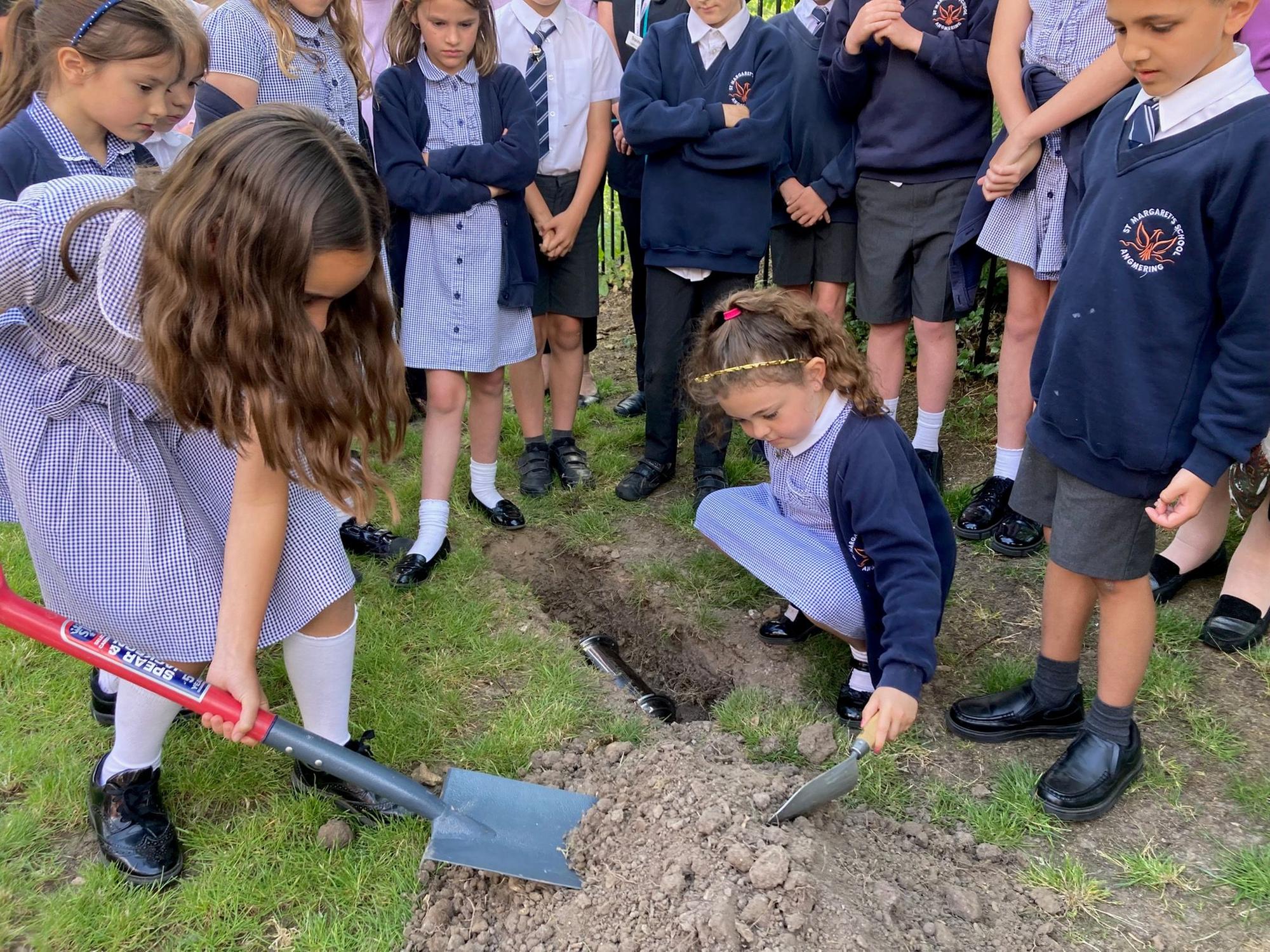 Back to the future! Angmering care home welcomes pupils to bury time ...