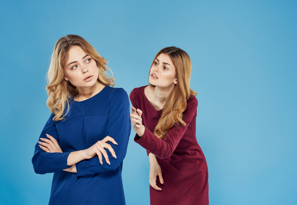 13 Signs A Friend Is Trying To Distance Themselves From You