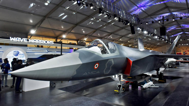 « Bien meilleur que les chasseurs Su-57 » : l’Inde développe son propre ...
