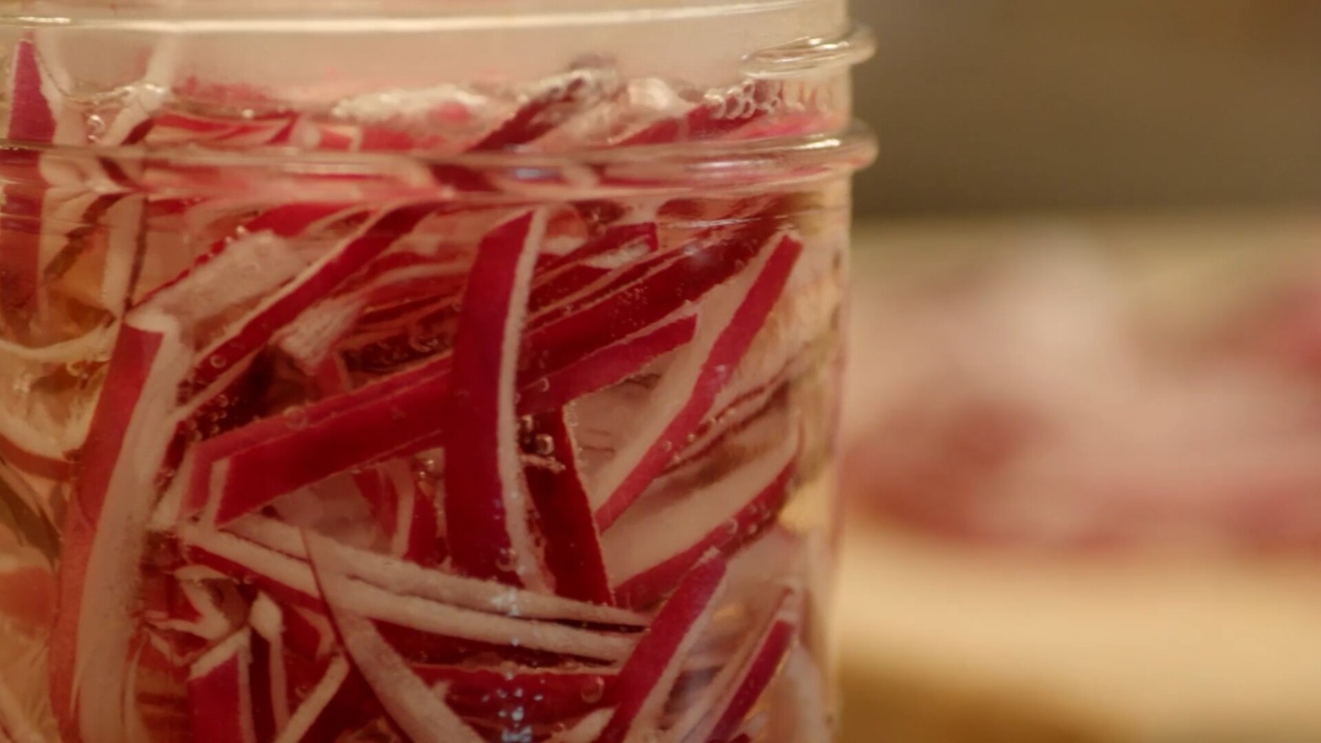 Oignons rouges marinés aux couleurs éclatantes