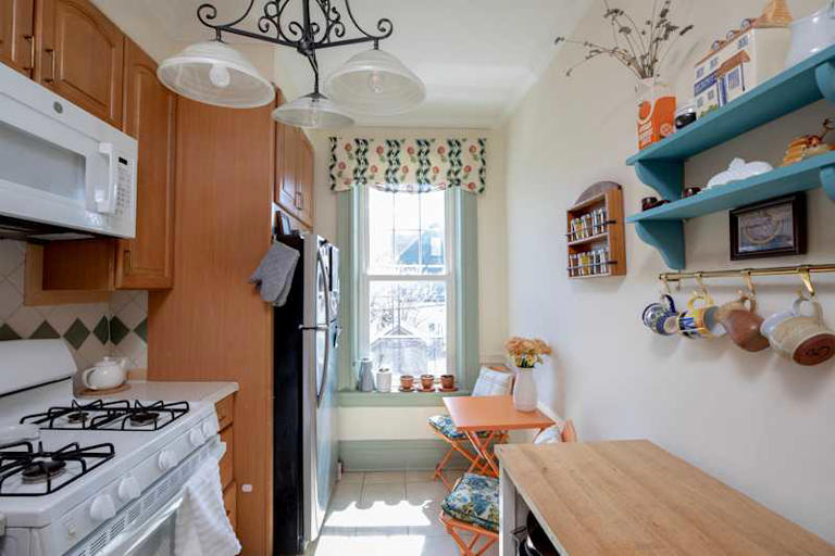A $321 Makeover Gives This "Crusty" 2000s Kitchen a Cozy, Cottage-y Look