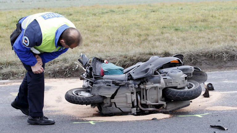 Inconscient sur la chaussée: Un motard de 57 ans perd la vie après un ...