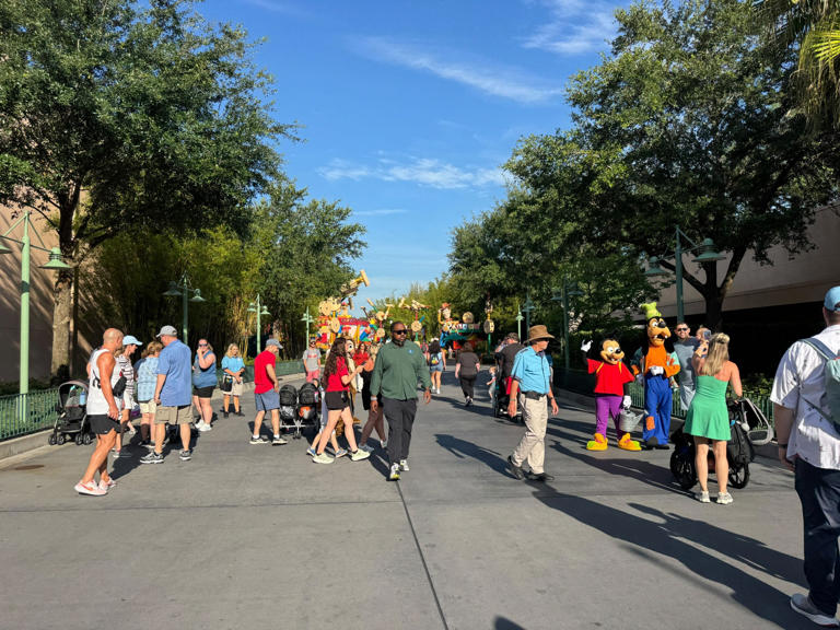 PHOTOS: Disney Characters Appear for Special Early Theme Park Entry ...