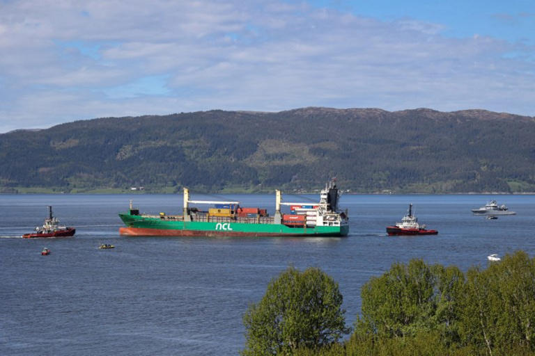 In Noorse tuin vastgelopen containerschip vlot getrokken