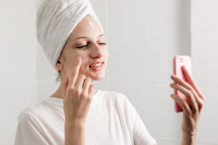 5 Manfaat Rutin Menggunakan Sunscreen Setiap Hari, Tidak Hanya ...