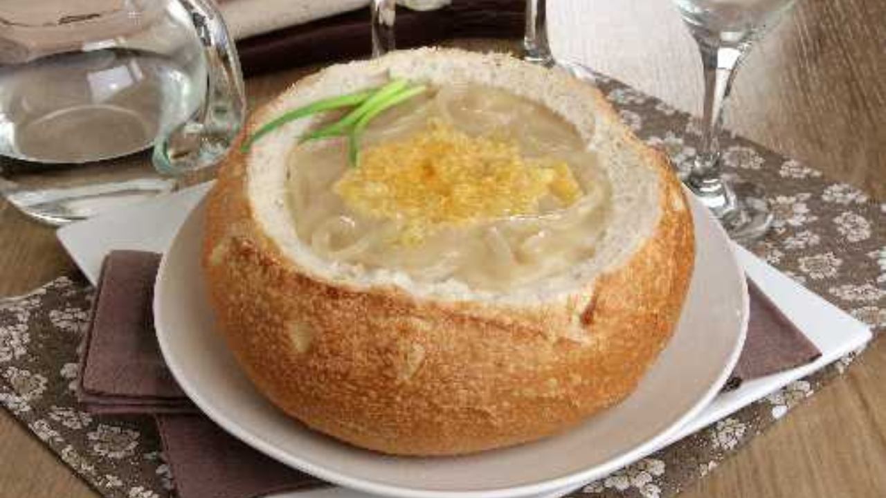 Sopa-creme de cebola gratinada: aposte nessa receita delicada e saborosa