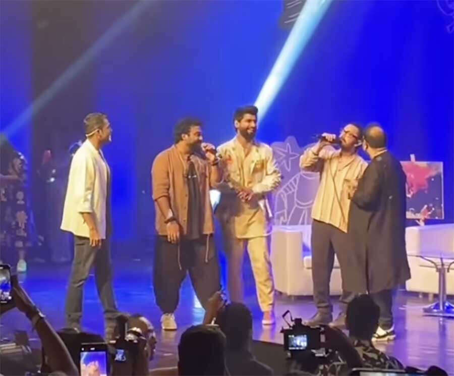 Aamir Khan and Shankar Mahadevan sing Kholo Kholo at Sitaare Zameen Par ...