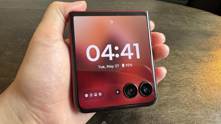 The Razr Ultra Made Me Believe in Flip Phones Again