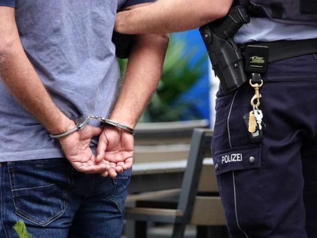 Unfall und Fahrerflucht mit gestohlenem Fahrzeug: Polizei fasst Auto ...