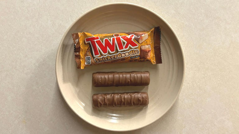 Twix Snickerdoodle Cookie Bar Review: A Cinnamon-Infused Flavor That Crumbles