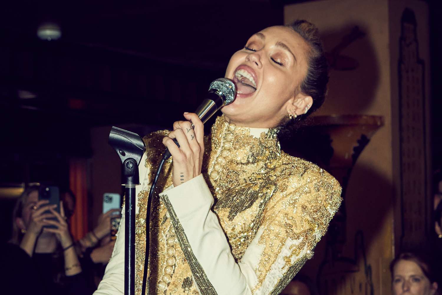 Miley Cyrus Surprises N.Y.C. Bar with an Impromptu Sing-Along — Which ...