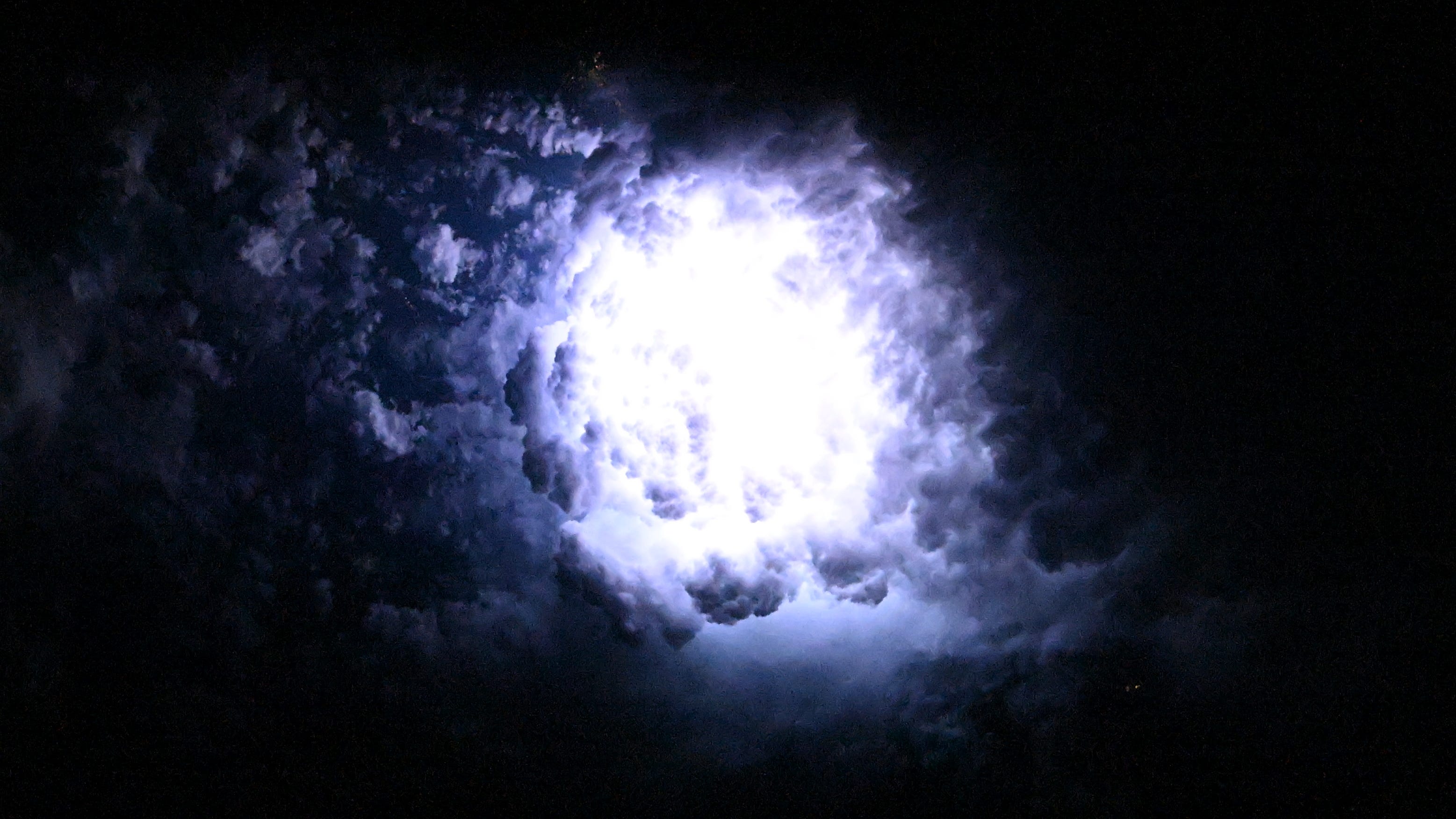 What does lightning look like from space? Astronauts on space station ...