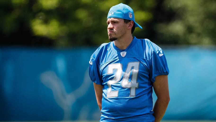 Former Bears Kicker Signing His Release Forms with OTA Play