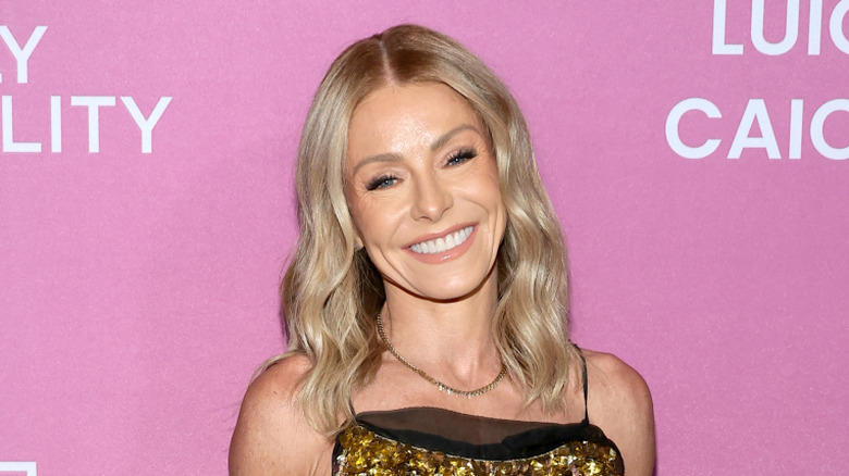 The Kelly Ripa Makeup Look That Made Her Fans Uncomfortable